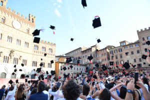 Il 13 giugno torna in Piazza del Campo il Graduation Day Unisi | Il ...