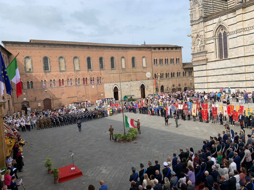 Celebrata in piazza del Duomo la Festa della Repubblica | Il Cittadino ...